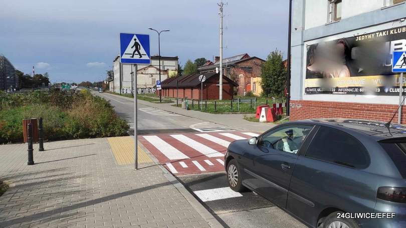 Można już przejechać, ale trzeba zwolnić. Kolejne wyniesione przejście dla pieszych w centrum ...