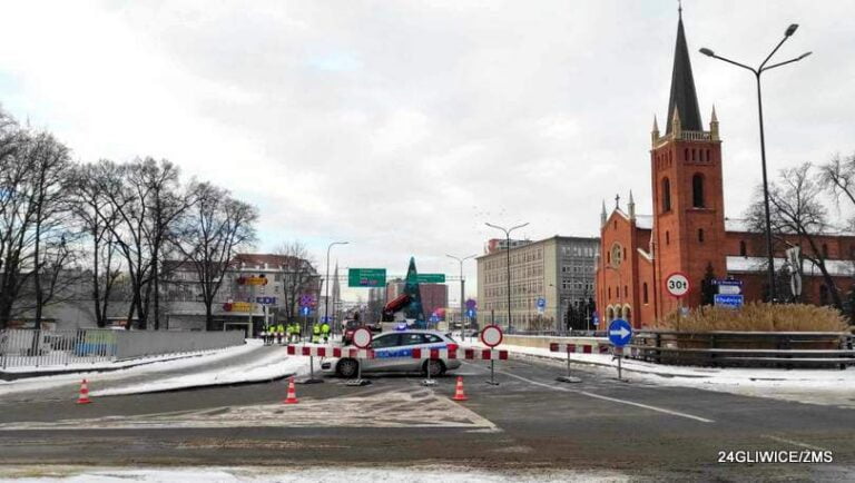 AKTUALIZACJA. Fragment ulicy Dworcowej zamknięty dla ruchu. Utrudnienia drogowe, tworzą się ...