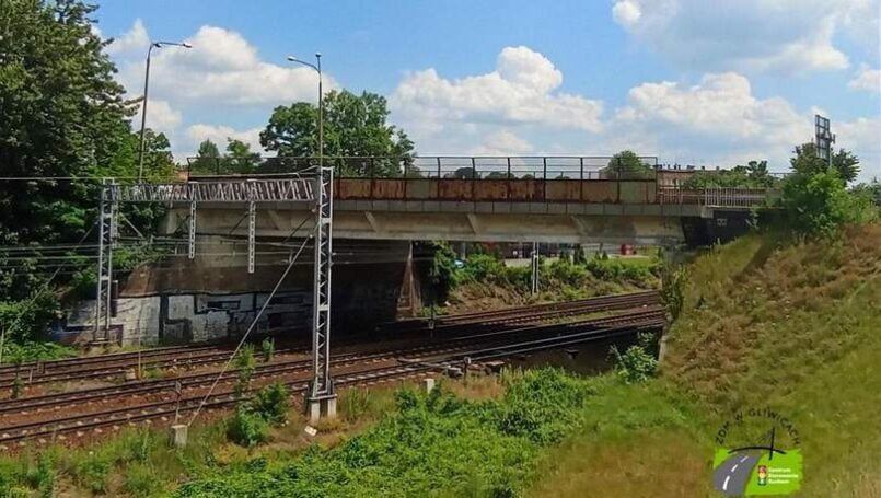 Wiadukt nad torami kolejowymi będzie remontowany. Pojawią się m.in. nowe balustrady i chodnik ...