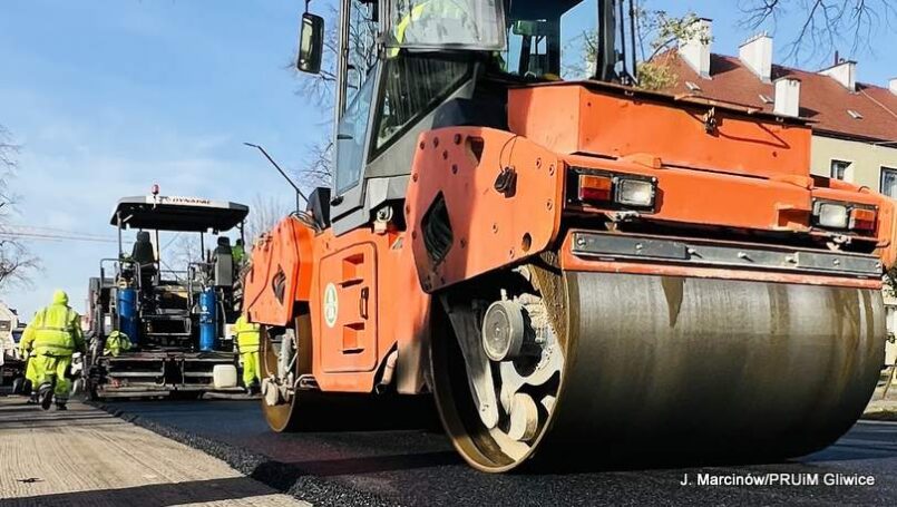 Drogi, mieszkania i modernizacja placówek oświatowych. Blisko pół ...