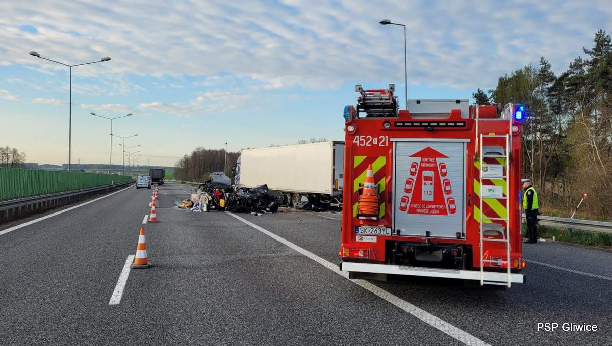 Wypadek na autostradzie A4. Strażacy musieli wykonać dostęp do poszkodowanych, 2 osoby w ...